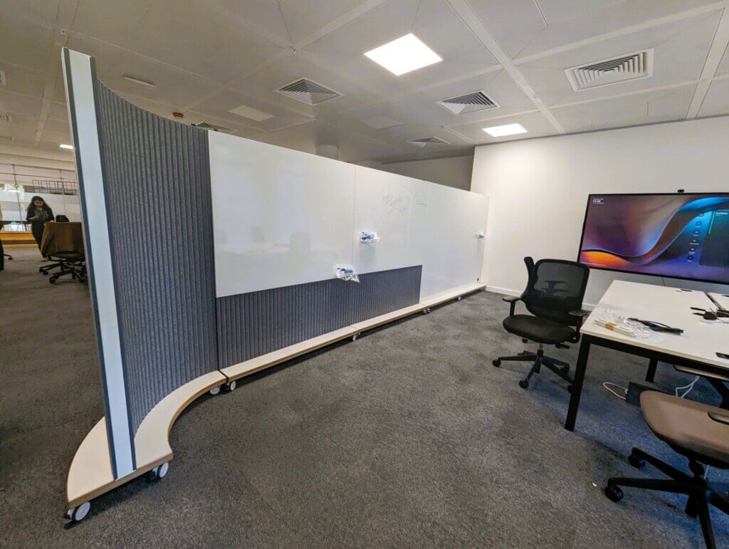 Organic zoning with a curved office divider on wheels - Logovisual Ltd